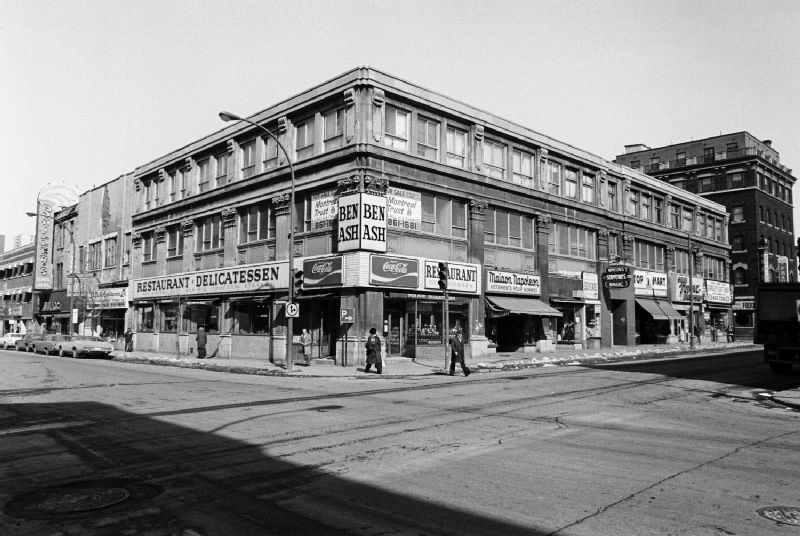 Enseignes du Montreal Trust et du restaurant Ben Ash. Coin nord-est de ...