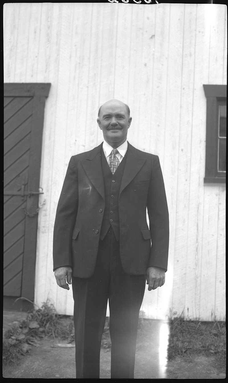 M. Pierre Tellier, lauréat de la médaille d'or de 1943, à Sainte ...