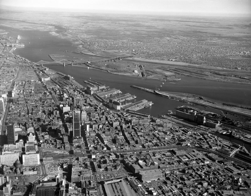 Vues aériennes sur le port de Montréal avec les ponts Jacques-Cartier ...