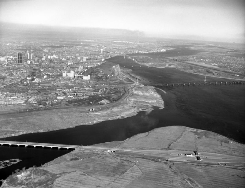 Vues aériennes sur le port de Montréal avec les ponts Jacques-Cartier ...