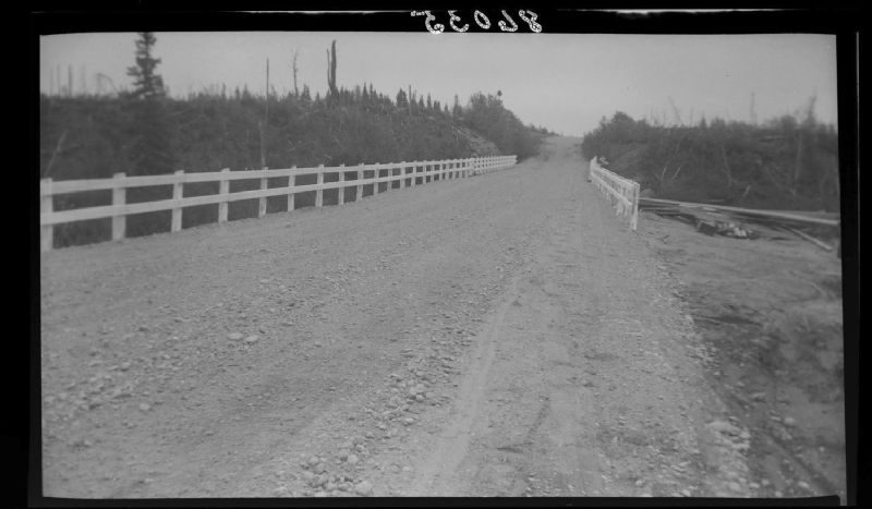 Viaduc en bois sur la petite rivière Bersimis sur la route 15. Canton ...