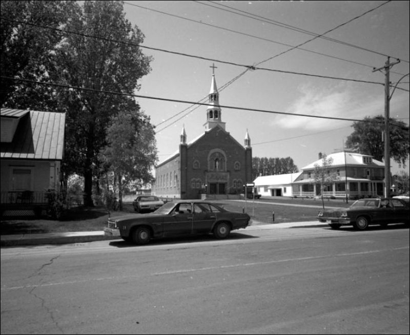 Église et rues de Lacolle | BAnQ numérique