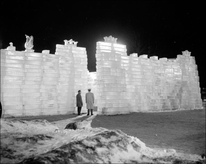 Palais de glace au square Dorchester à Montréal | BAnQ numérique