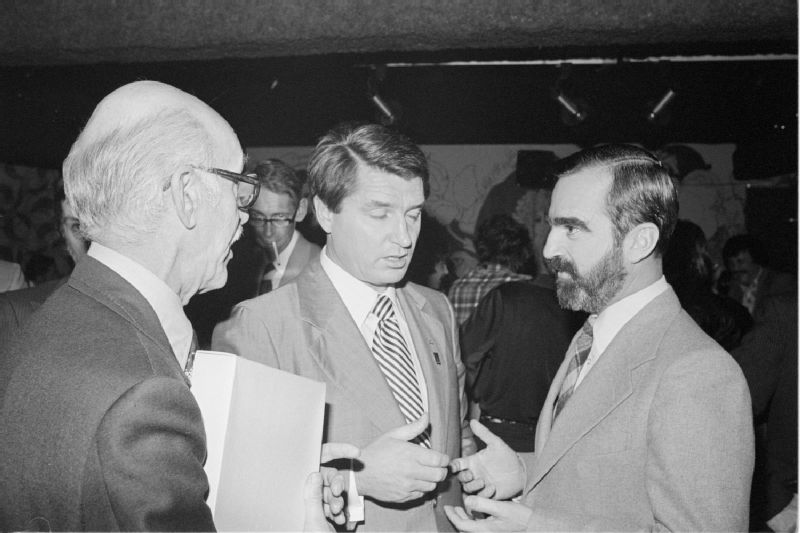 Remise du premier certificat émis par le ministère sur la loi des ...