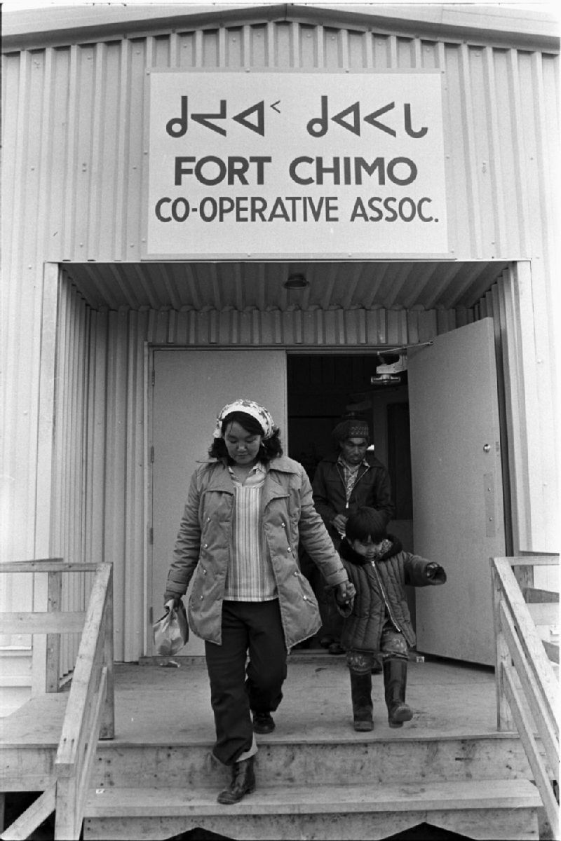 Habitants et vues aériennes de Fort-Chimo (Kuujjuaq) | BAnQ numérique