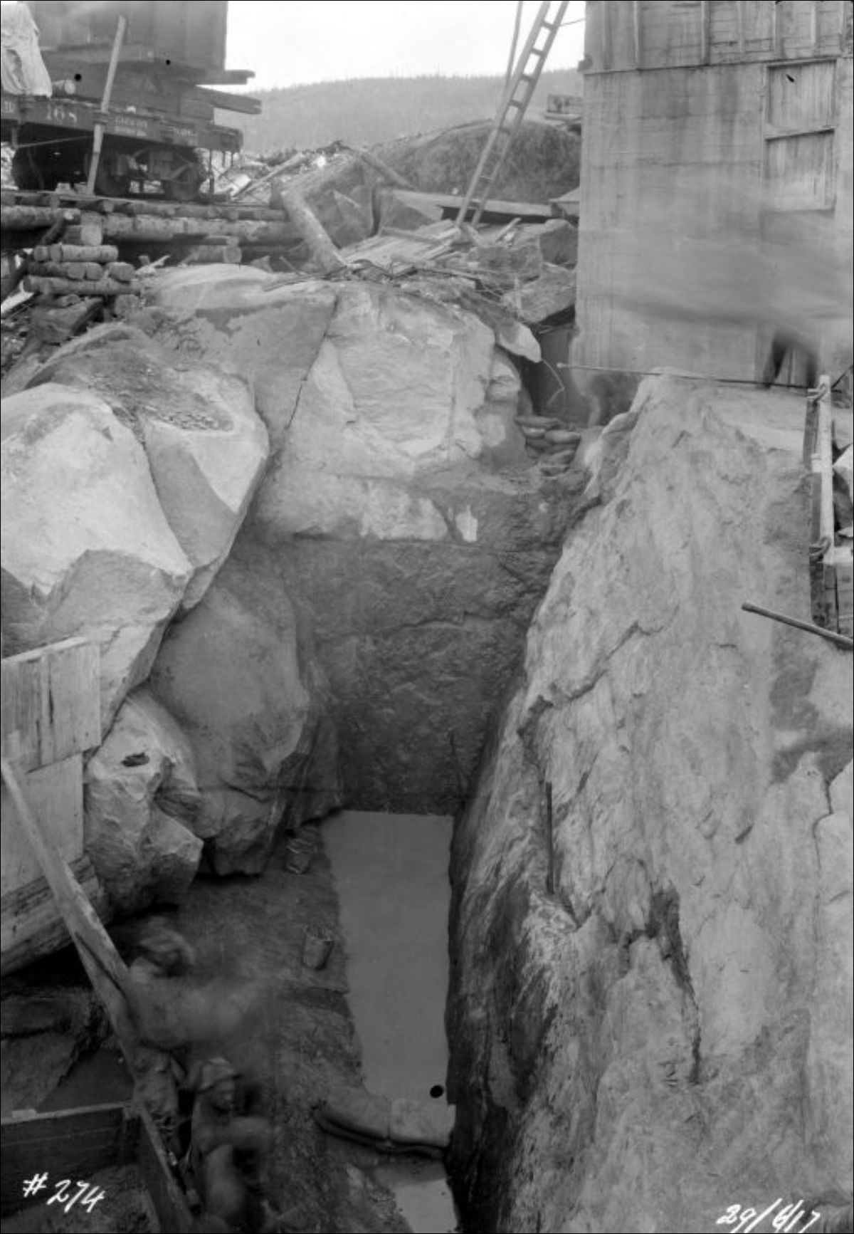Rivière Saint-Maurice, construction du barrage Gouin; Showing deep cut ...