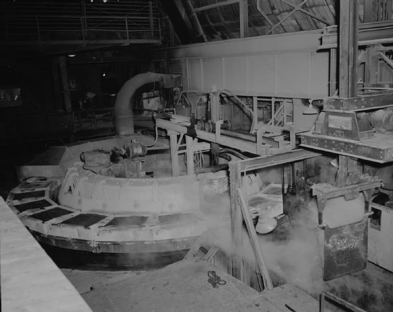 Four à anodes de cuivre à la Mine Noranda | BAnQ numérique