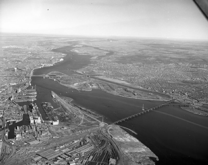 Vues aériennes sur le port de Montréal avec les ponts Jacques-Cartier ...