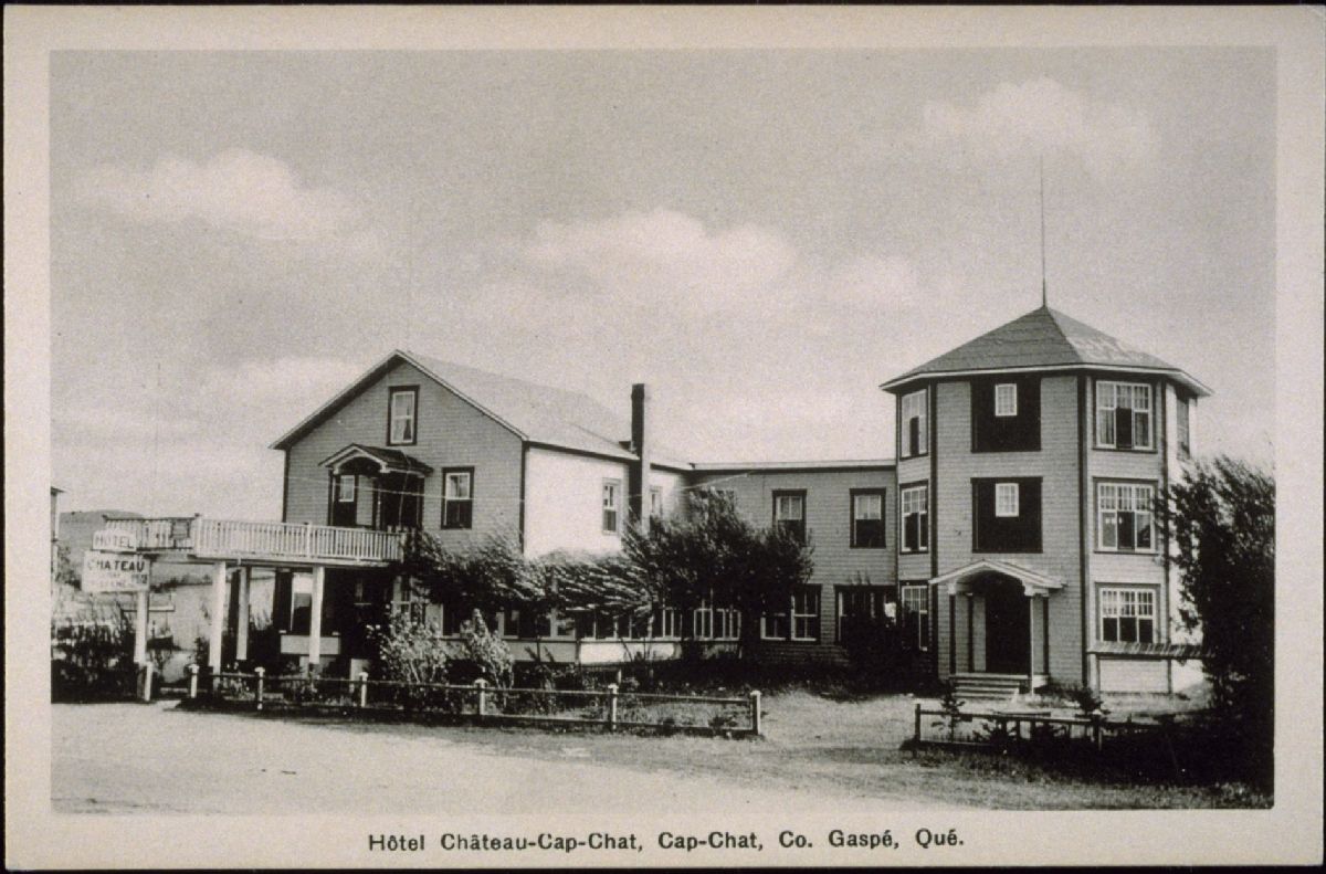 Hôtel Chateau-Cap-Chat, Cap-Chat, Co. Gaspé, Qué. | BAnQ Numérique