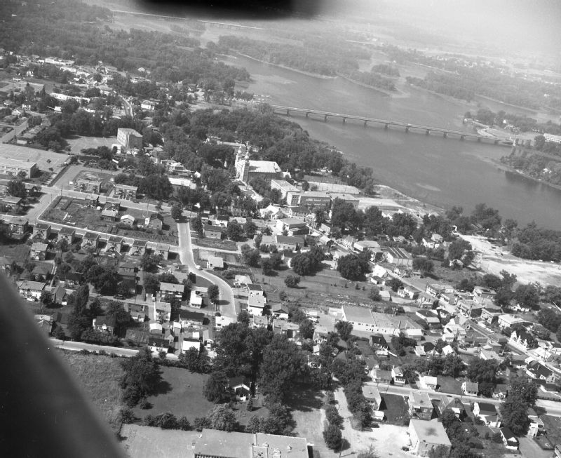 Vues aériennes de la Ville de Laval | BAnQ numérique