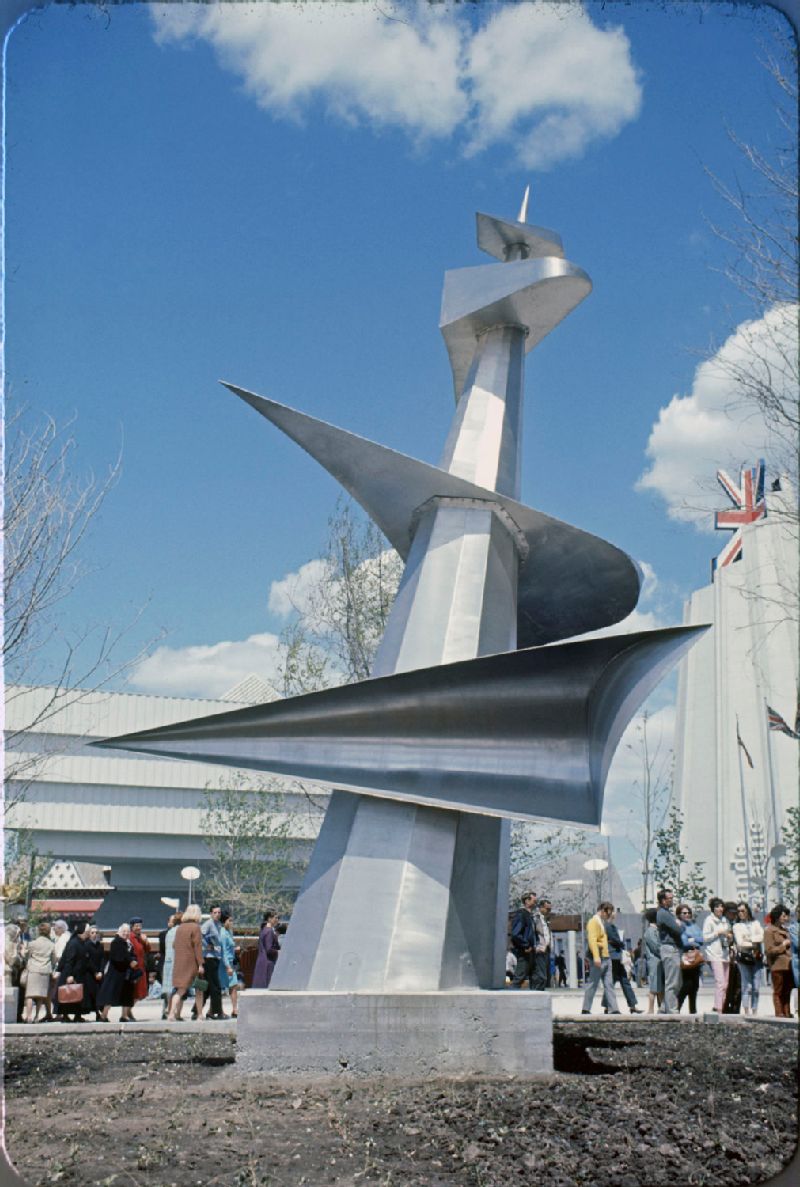 Sculpture « Obélisque oblique » de Henri-Georges Adam à l’Expo 67 ...