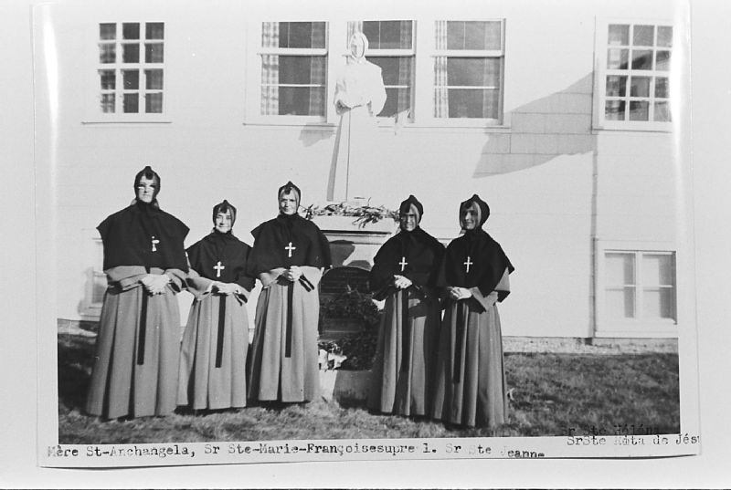 Soeurs de la Charité en fonction à Havre-Saint-Pierre en 1959 | BAnQ ...