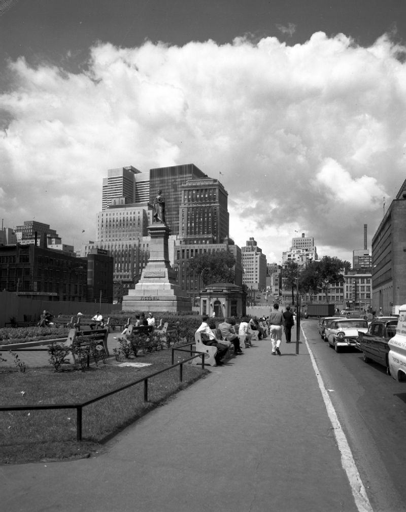 Le monument de la reine Victoria sur le square Victoria au croisement ...