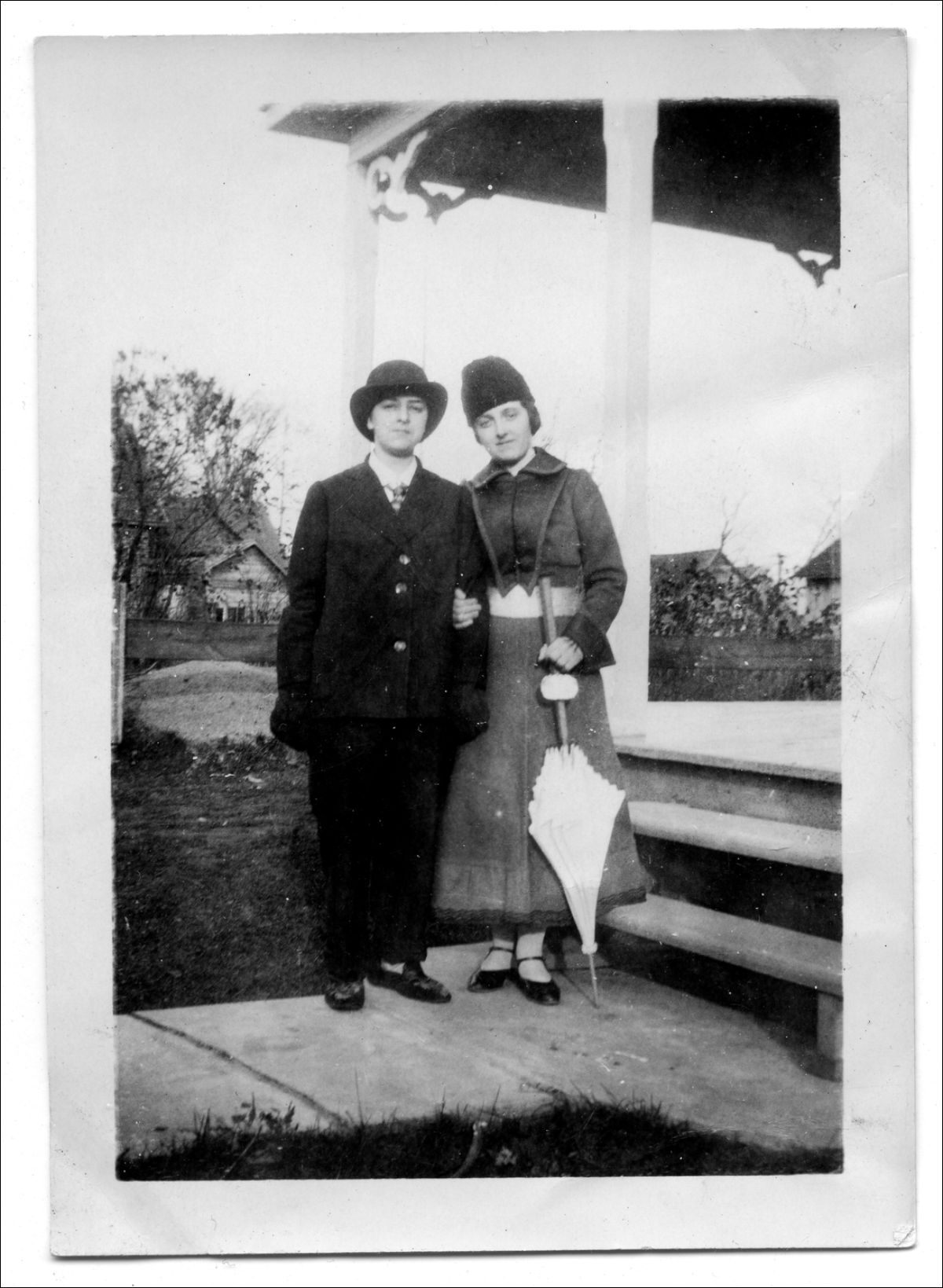 Famille Olympe Laframboise et Axilda Daoust | BAnQ Numérique